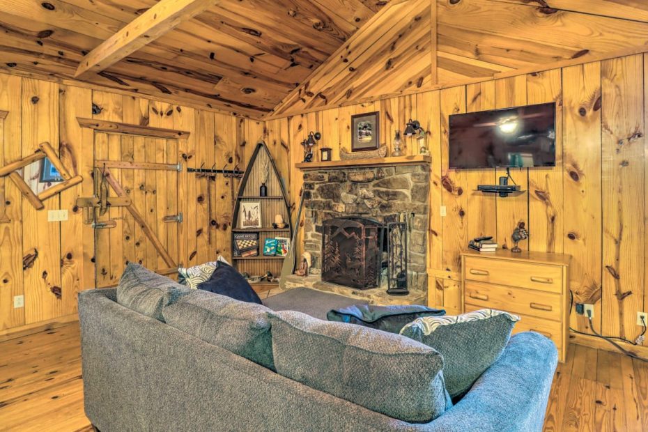 Take A Look Inside This Lovely Mountain Retreat