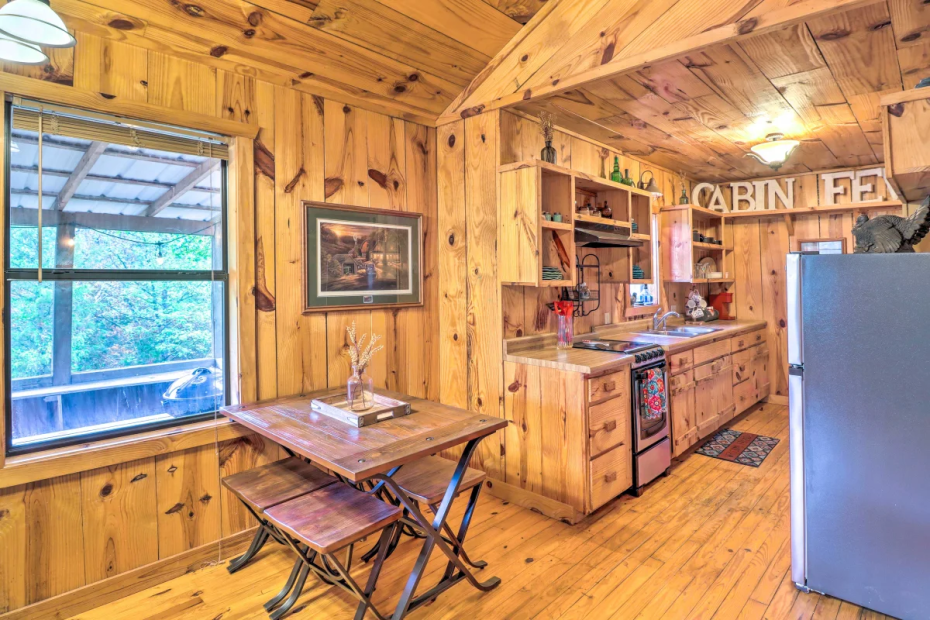 Take A Look Inside This Lovely Mountain Retreat