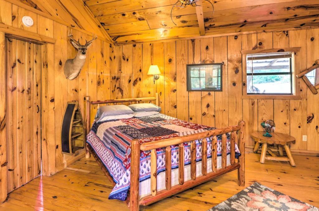 Take A Look Inside This Lovely Mountain Retreat