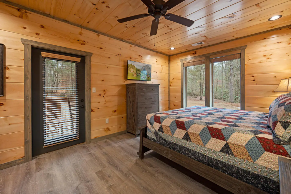 Peek Inside This Beautiful Cabin With Creek Views In Tennessee