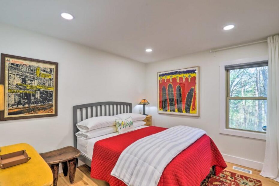 Modern Asheville Escape Cottage With Deck & Hot Tub