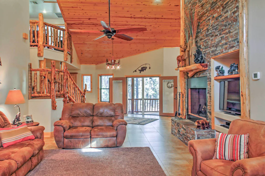 Rustic Lakeside Cabin On 3 Acres W/ Nature Views!