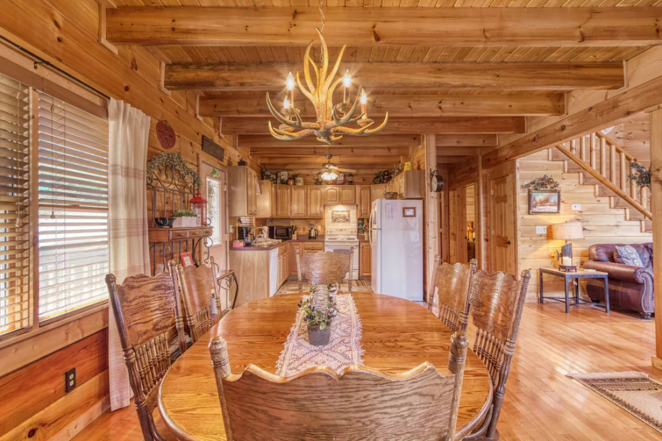 Moonlight Magic Is A Cozy & Secluded Log Cabin In Tennessee